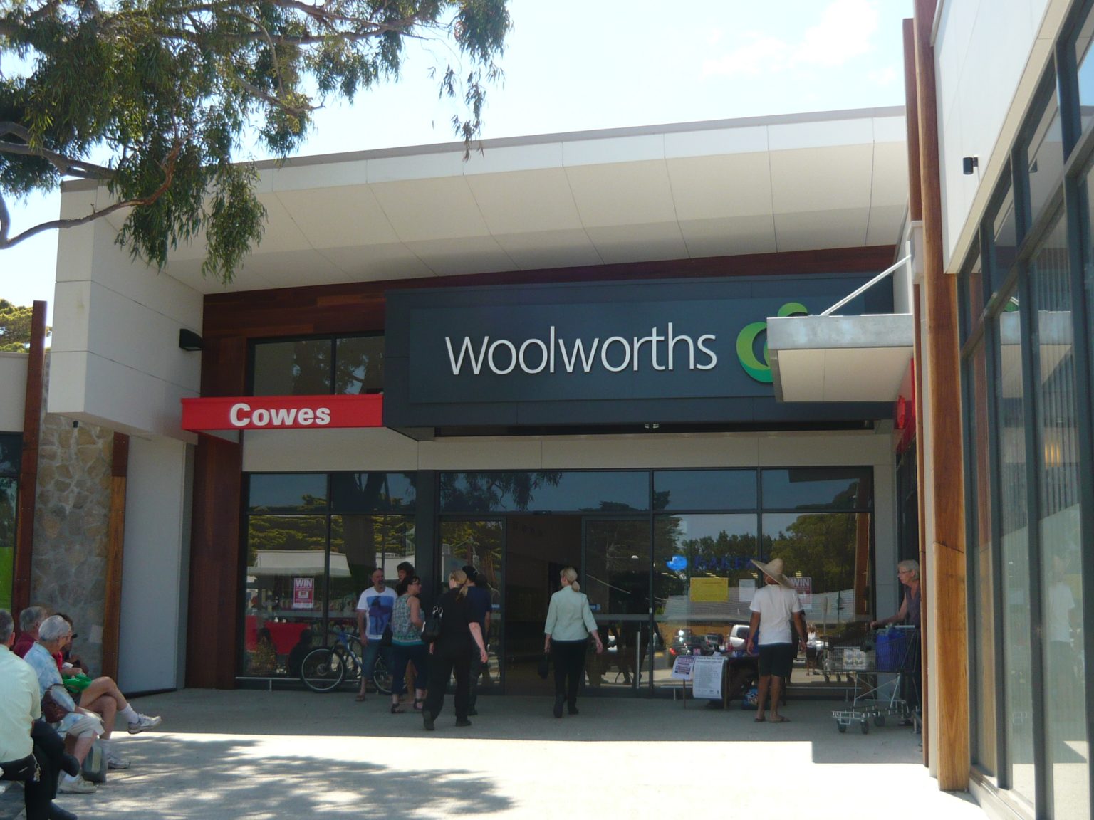 COWES SHOPPING CENTRE - Retpro